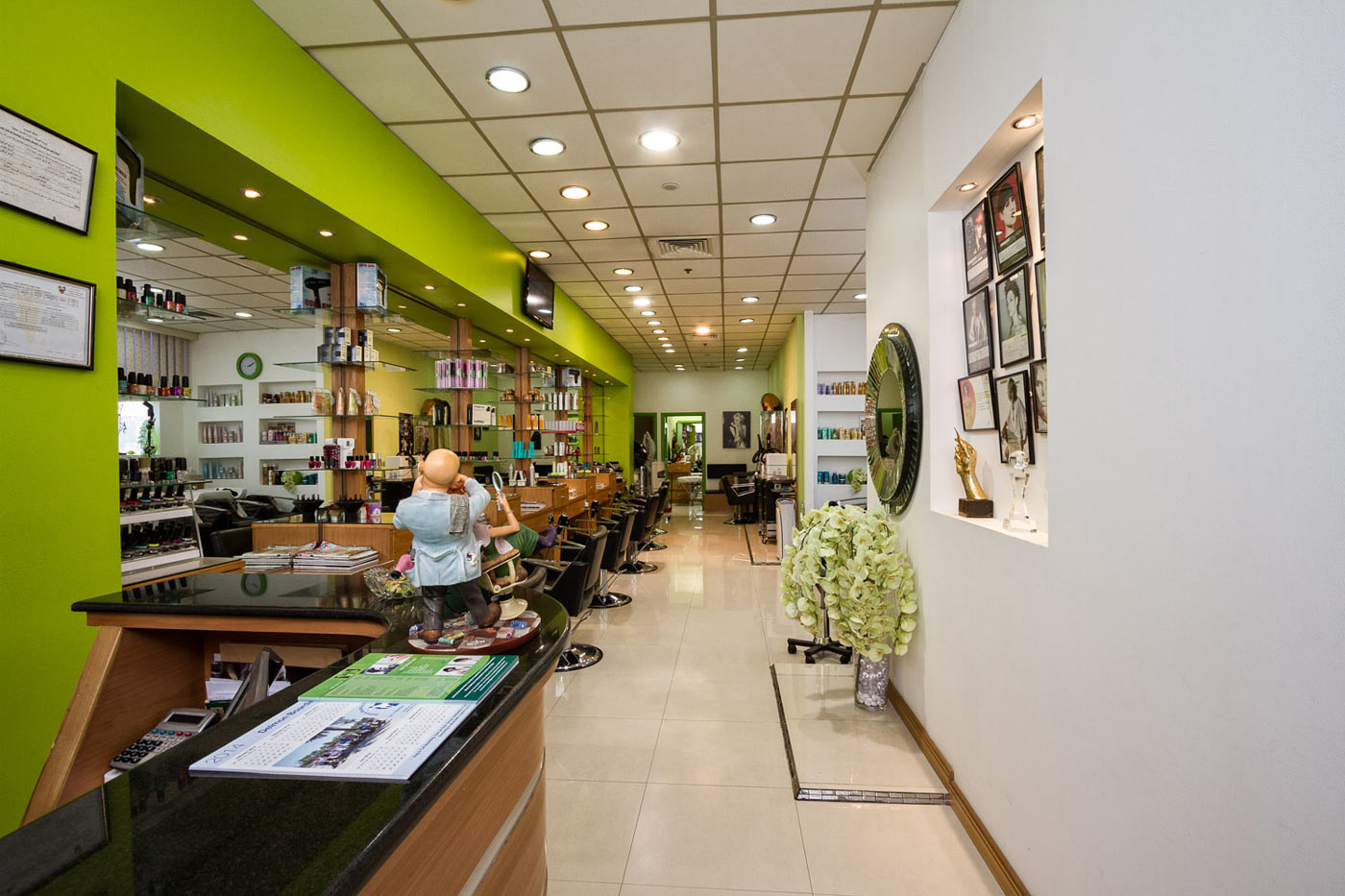 slider 01 - Johnny & Co